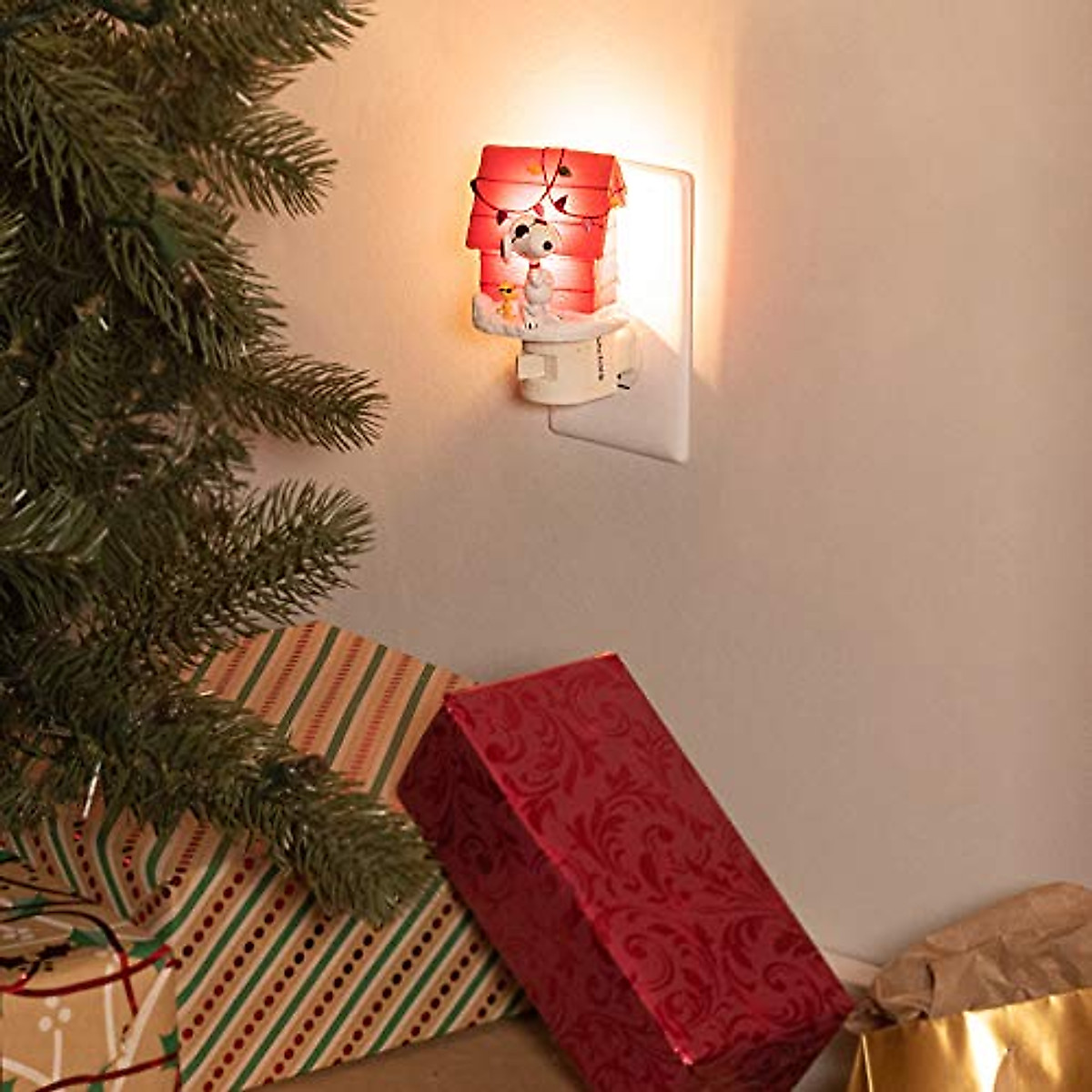 Peanuts 4.25 Inch Tall Snoopy Joe Cool Night Light Christmas Doghouse