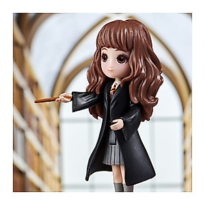 FIGURINE MAGICAL MINIS HERMIONE GRANGER WIZARDING WORLD - Figurine Articulée Hermione Granger 8 cm Avec Baguette Magique A Collectionner - Idée Cadeau Harry Potter - 6062062 - Jouet Enfant 5 ans et +