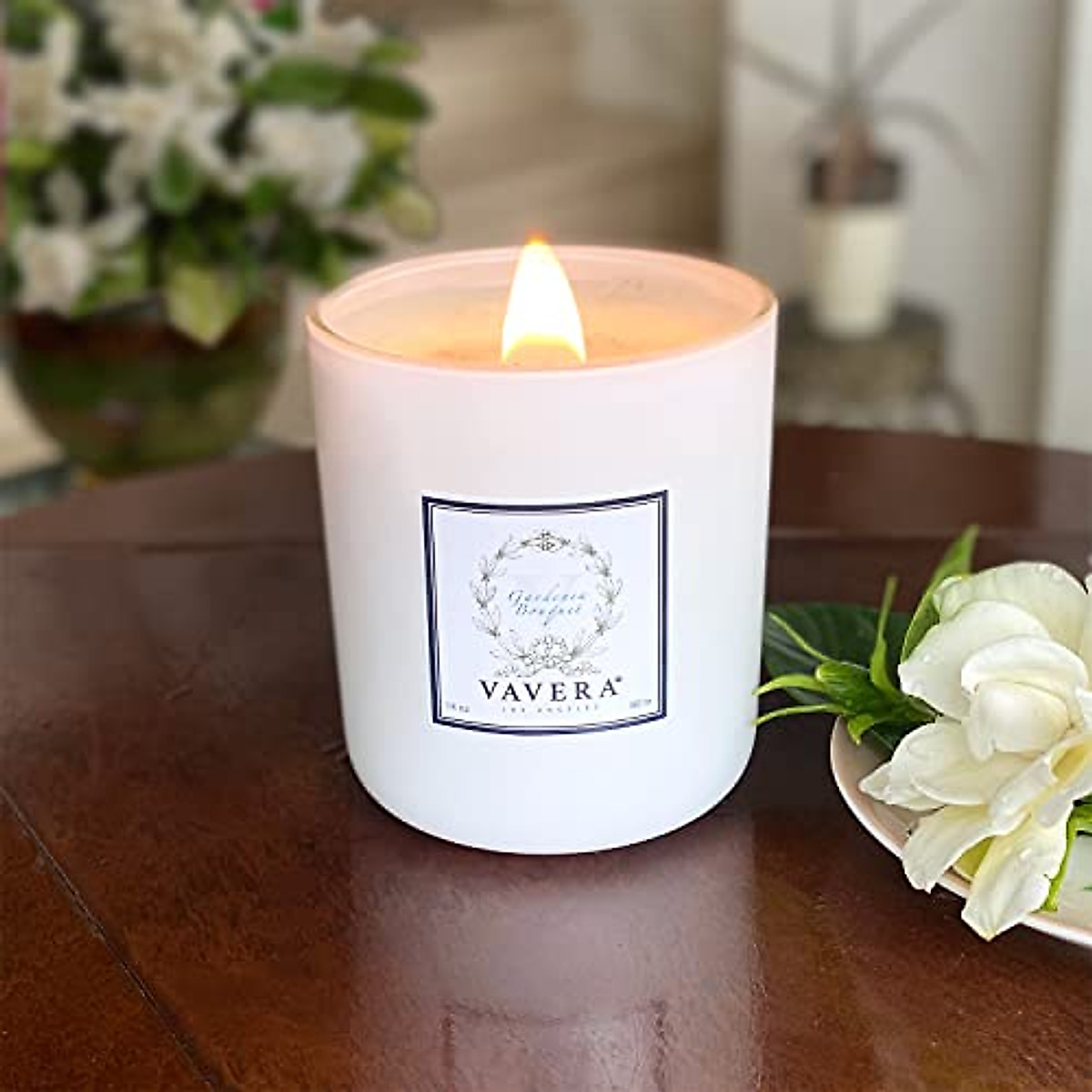 VAVERA Luxury Gardenia Bouquet Long Burning Wood Wick Natural Soy Luxury Candles (14oz Matt White Jar) transforms Any Space. Hand-Made in The USA. Fresh Gardenia is The Elegant Addition to Your Home.