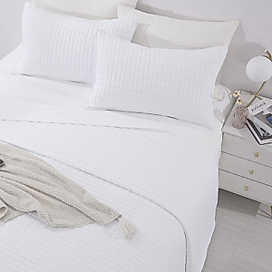 HOMBYS Oversized King Seersucker Bedspread 120”x128”, White Summer Quilt Set,Lightweight Bedding Cover with Shams for All Season, Microfiber Modern Style Bedspread & Coverlet Sets (1 Quilt, 2 Shams)