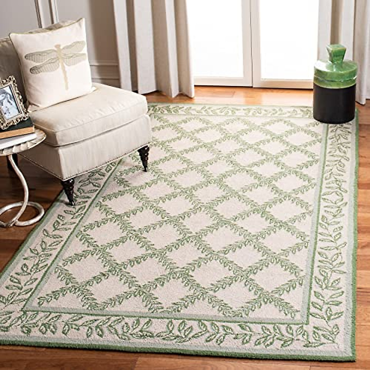 SAFAVIEH Chelsea Collection 4' Round Ivory / Green HK230B Hand-Hooked French Country Wool Area Rug