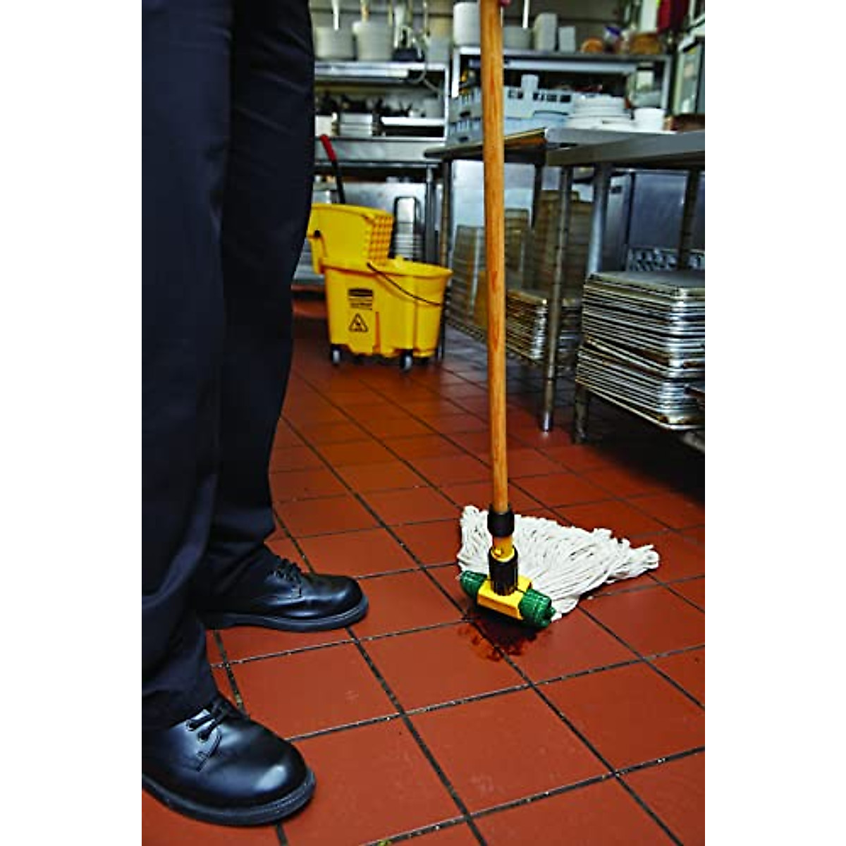 Rubbermaid Commercial Products Wood Mop Handle, 60-Inch, Lightweight Wet Mop Gripper with Heavy-Duty Clamp Handle for Floor Cleaning