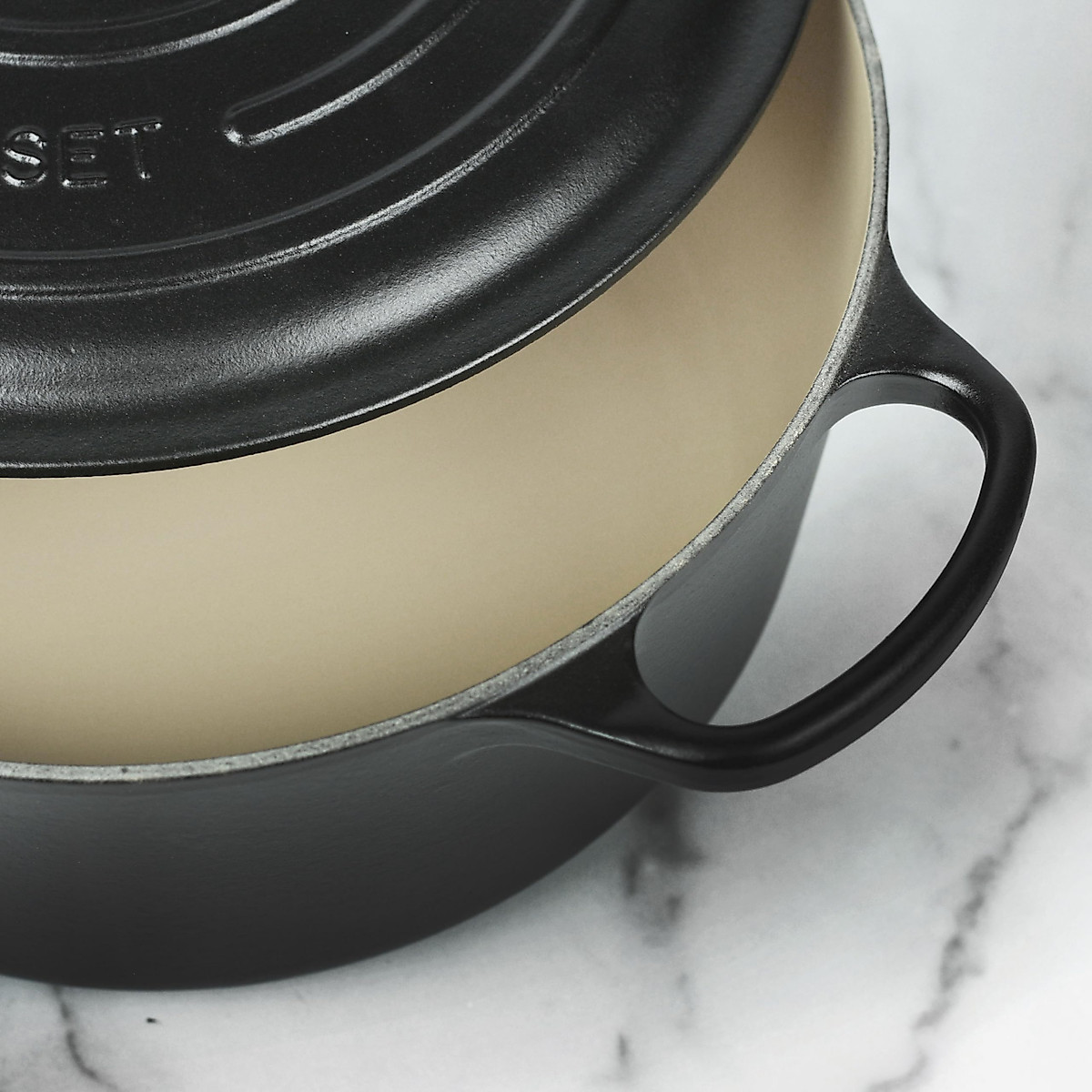 Le Creuset Signature 6.75-quart Round Wide Dutch Oven with Copper Knob (Licorice)