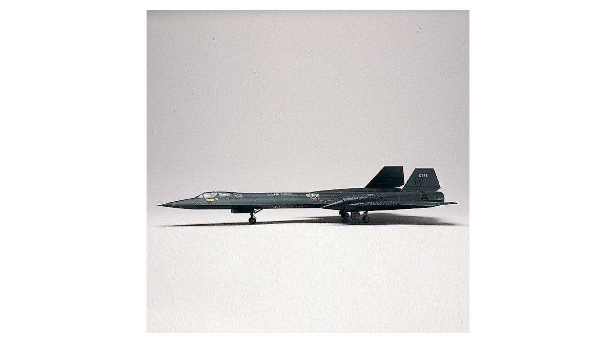 Revell 1:72 SR-71A Blackbird Model Kit – High-Detail Reconnaissance Drone