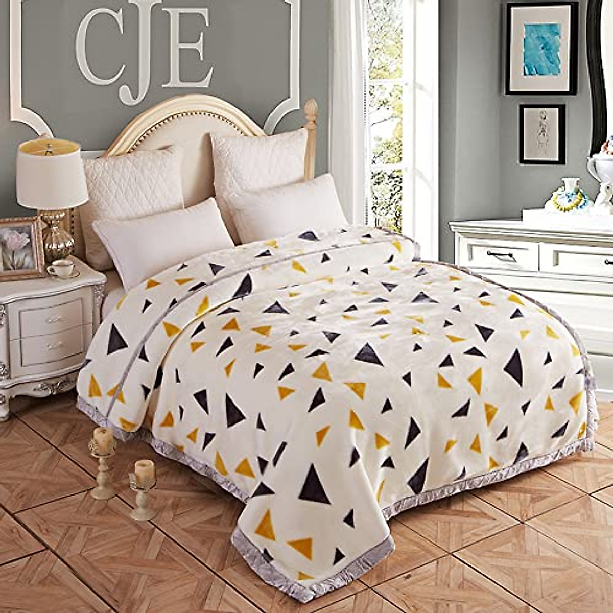 Queenshin Cozy Plush Simple Big Triangle Print Flannel Fleece Blanket, 800 GSM Super Thick Soft Raschel Throw for Sofa Couch Bed 60 * 80 inch, White