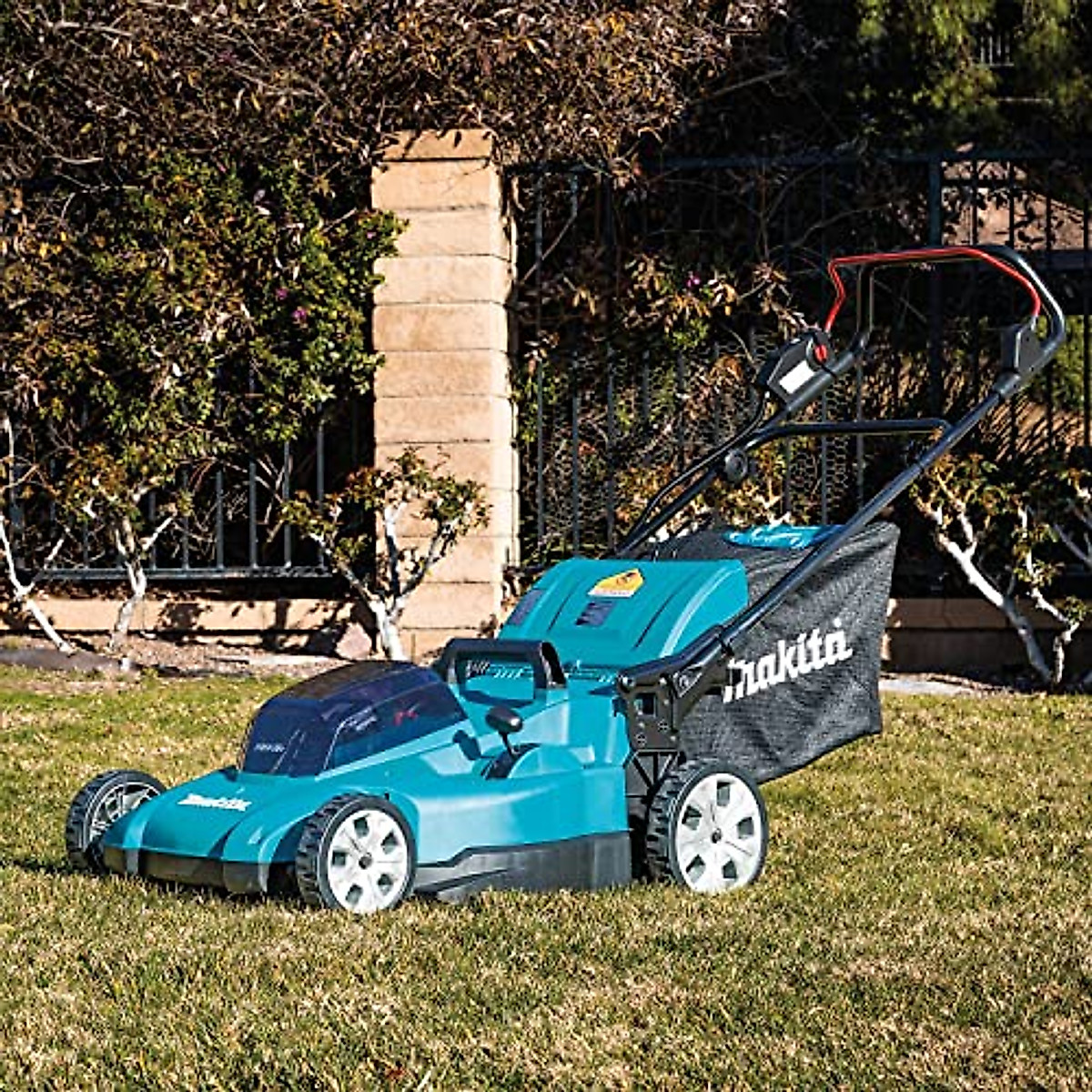 Makita XML13CM1 36V (18V X2) LXT® 19" Lawn Mower Kit with 4 Batteries (4.0Ah)