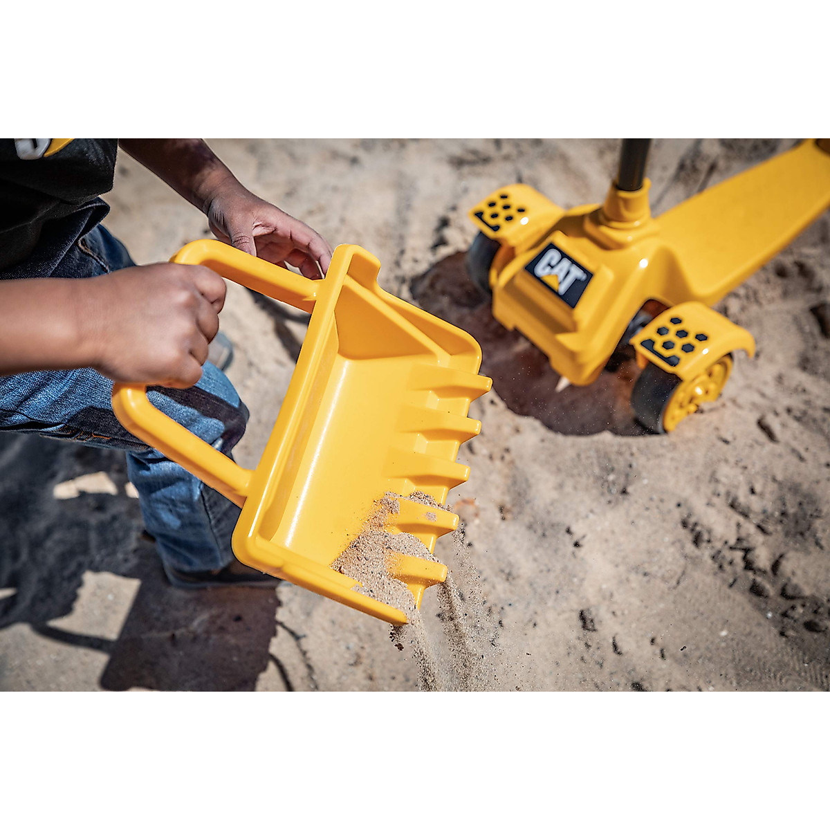 Kid Trax CAT Toddler Kick Scooter, Kids 3 Years or Older, Adjustable-Height Handlebars, Lean to Steer Technology, Removable Bulldozer-Style Scoop