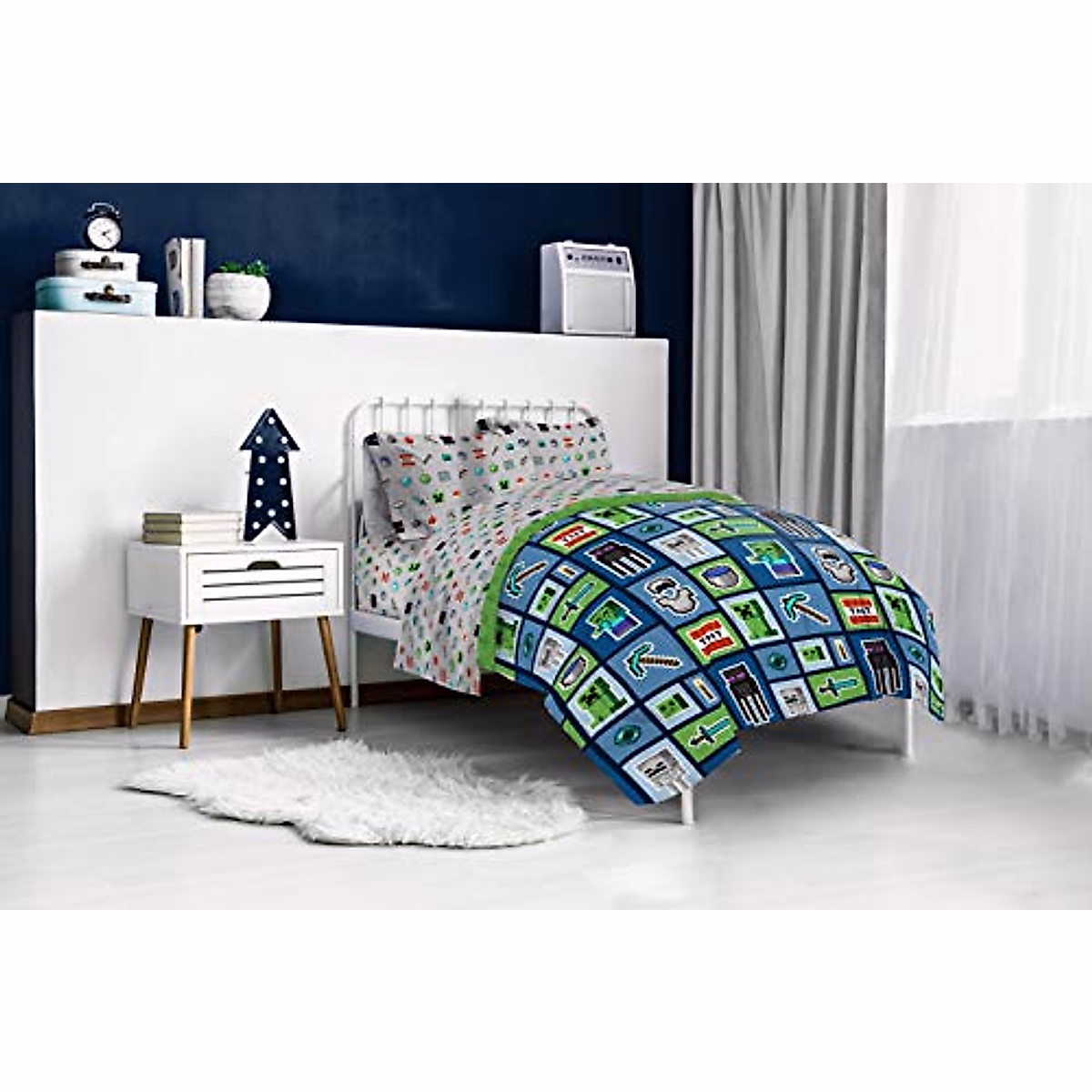 Jay Franco Minecraft Monster Hunters 4 Piece Twin Bed Set - Includes Reversible Comforter & Sheet Set - Bedding Features Creeper - Super Soft Fade Resistant Microfiber (Official Minecraft Product)