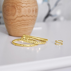 Canaria 10kt Yellow Gold Leaf-Pattern Bangle Bracelet. 7 inches