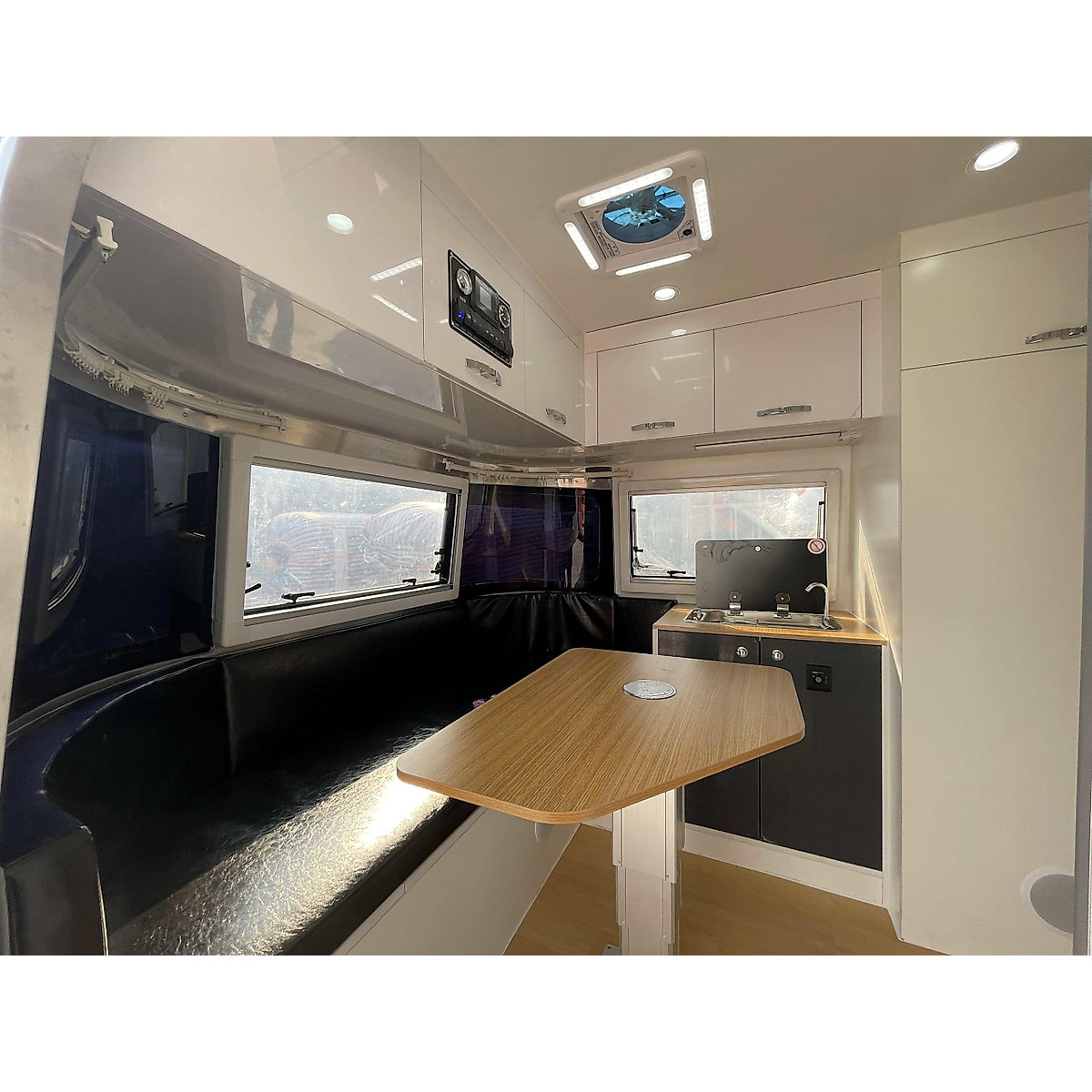 Airstream Caravans trailer with bedroom/Living room/Bathroom and kitchen.Now travelling is much easy, 21.3 * 7.15 * 8ft.