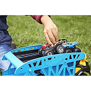 Hot Wheels - Monster Trucks Transport Truck, Includes 3 Cars, Multicolor (Mattel GGB64)
