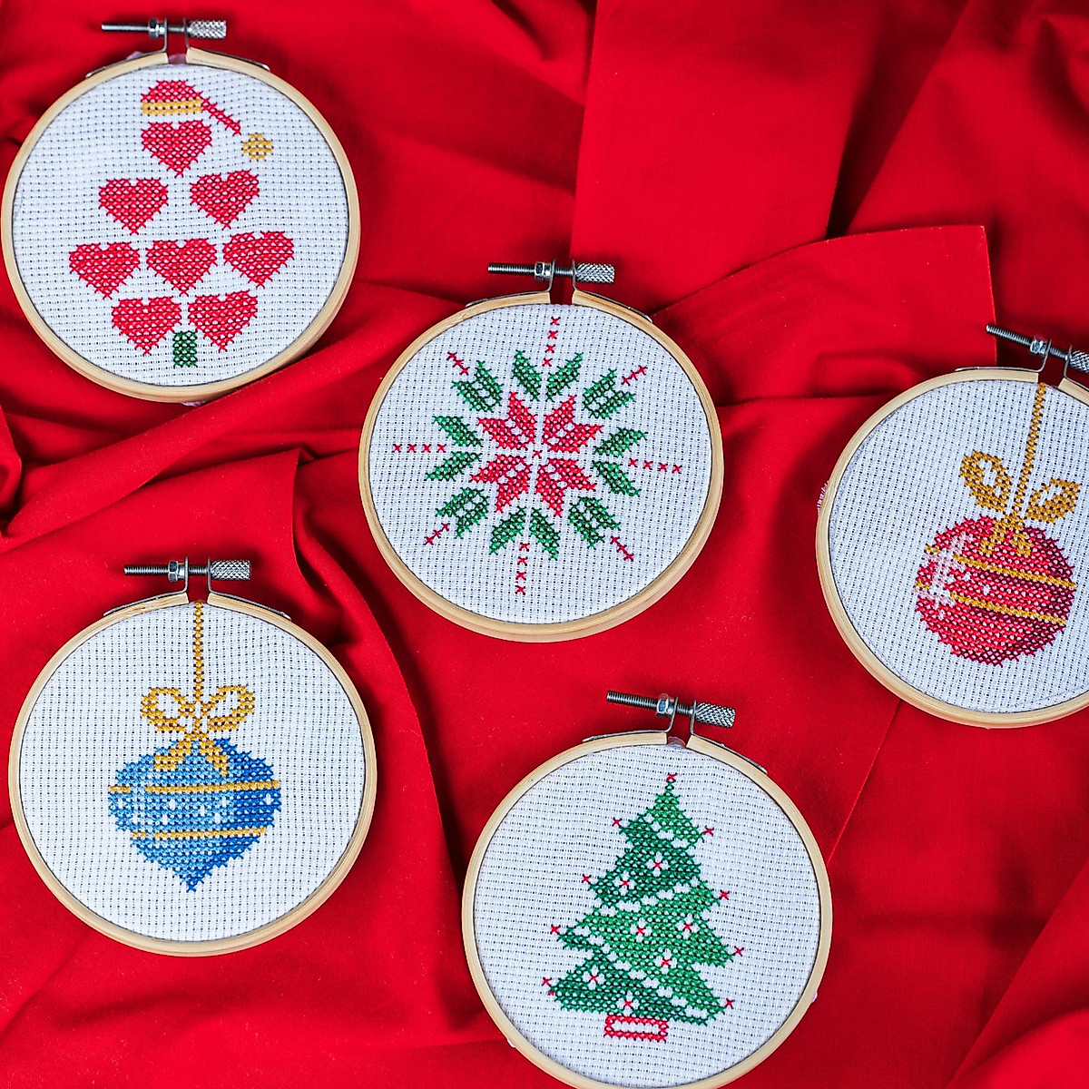 101 Christmas Minis, Book 2-Packed with Traditional Holiday Designs for Ornaments, Gift Embellishments and More