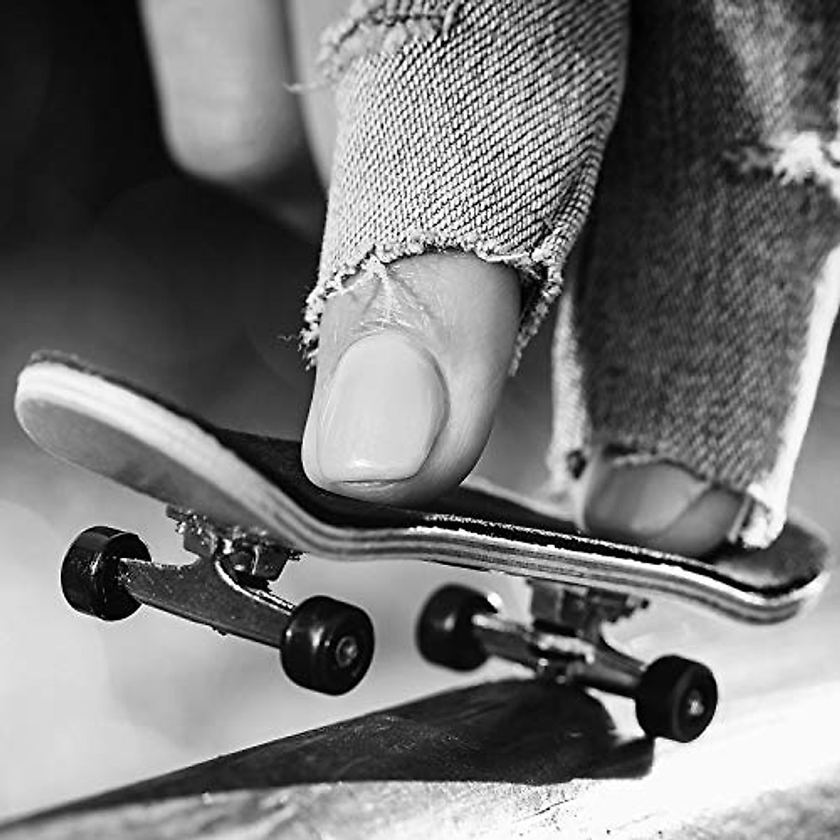 18 Pieces Mini Finger Toys Set Finger Skateboards Finger Bikes Scooter Tiny Swing Board Fingertip Movement Party Favors Replacement Wheels and Tools