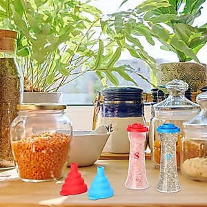 Dandat Set of 8 Plastic Salt and Pepper Shakers Salt Shaker with Lid Hourglass Salt Shaker Pepper Food Containers Salt Shaker with Funnels for Restaurant Kitchen Camping, Red and Blue