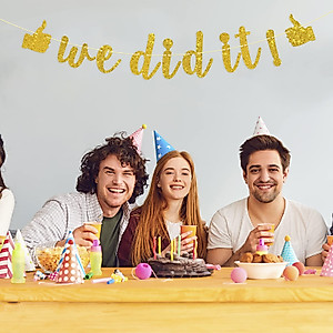 Dill-Dall Glitter We Did It Banner, 2022 Graduation Banner, Congrats Grad Party Supplies, High School Graduation / College Graduation Party Decorations ( Gold )
