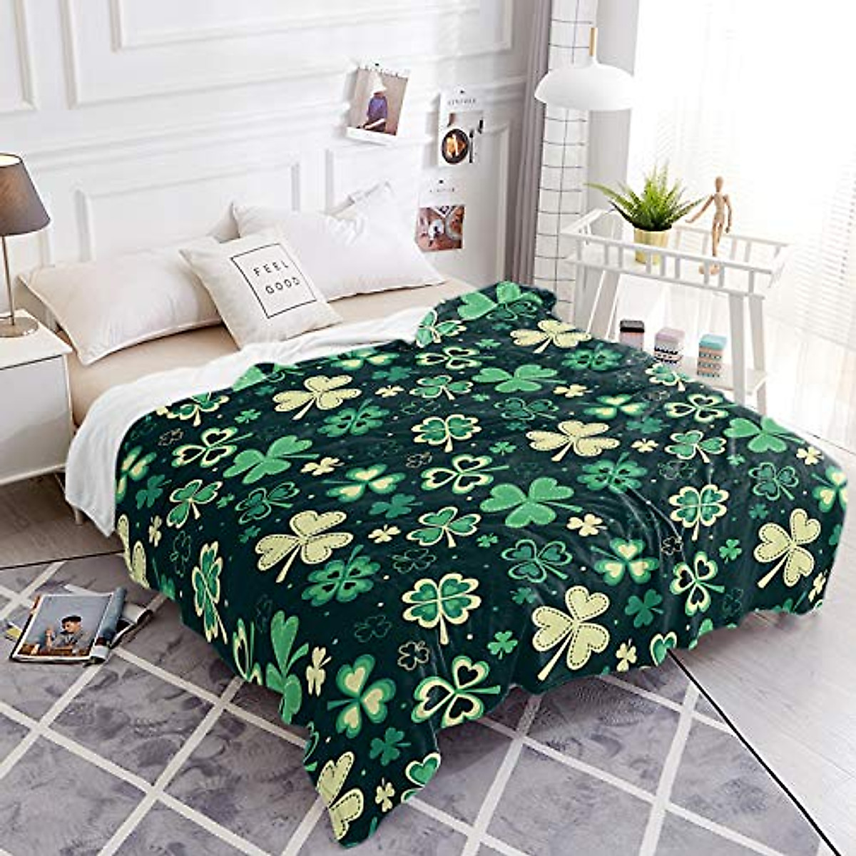 Happy St. Patrick's Day Throw Blankets Lucky Shamrocks Leaves Fuzzy Soft Flannel Fleece Bed Cover Bedspread Lightweight Cozy Luxury Blanket for for Couch Bed Sofa Chair 40x50In