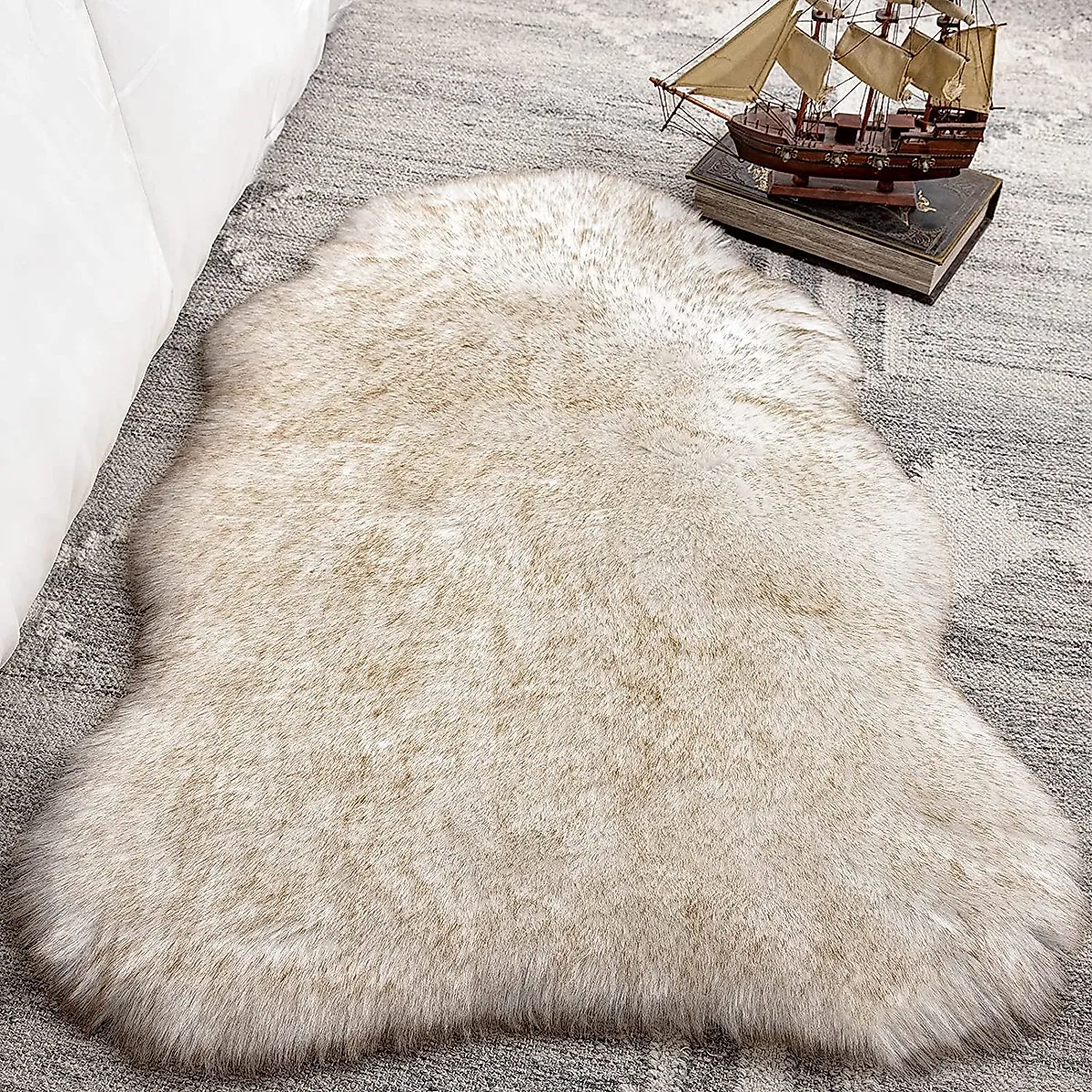 Phantoscope Fluffy Soft Faux Fox Fur Area Rugs for Bedroom Livingroom Kids Room Decor, Shaggy Fur Rugs Anti-Skid, White Brown, 2 x 3 Feet