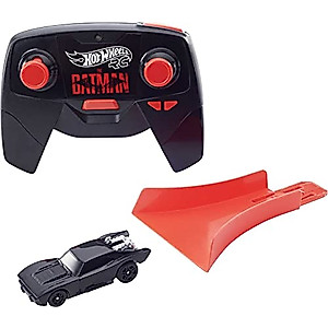 Hot Wheels RC 1:64 Scale The Batman Batmobile, Remote-Controlled Vehicle from The Movie, USB Rechargeable Controller, On or Off Track Racing, Gift for Fans of Cars & Comics & Kids 5 Years Old & Up