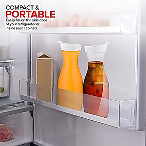 Plastic Juice Carafe with Lids (Set of 2) 32 oz Carafes for Mimosa Bar, Drink Pitcher with Lid, Water Bottle, Milk Container, Clear Beverage Containers for Fridge, Pantry Storage, Round Pitchers