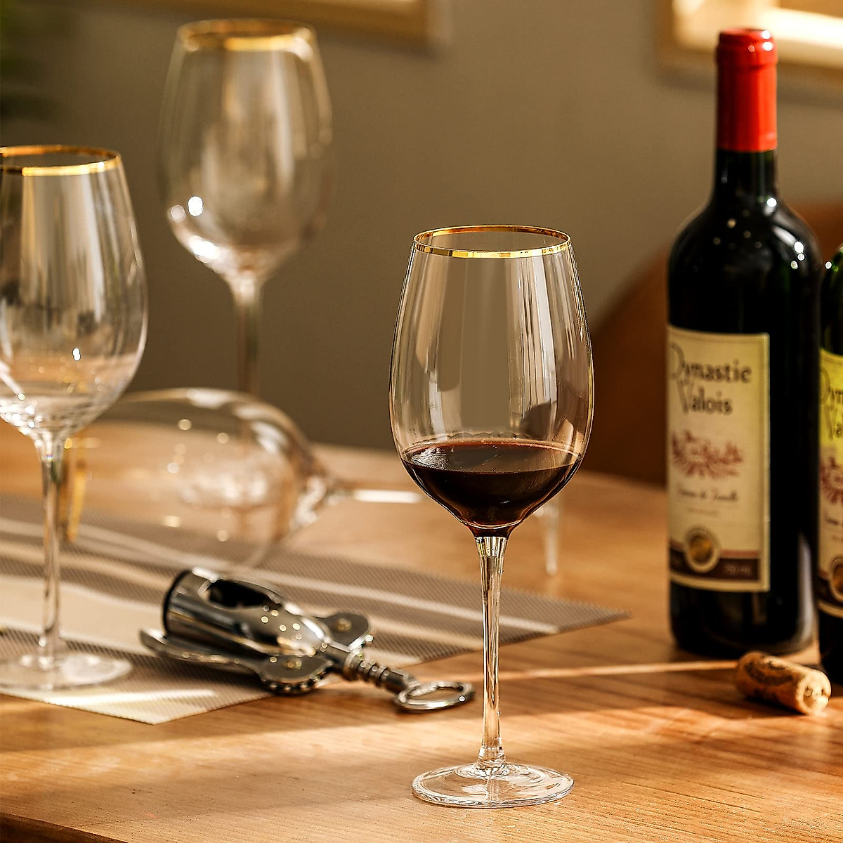 EVEREST GLOBAL Gold Rim Wine Glasses set of 4 Hand Blown Crystal Clear Wine Glassware 21 oz Ideal for Weddings Parties and Women Girls