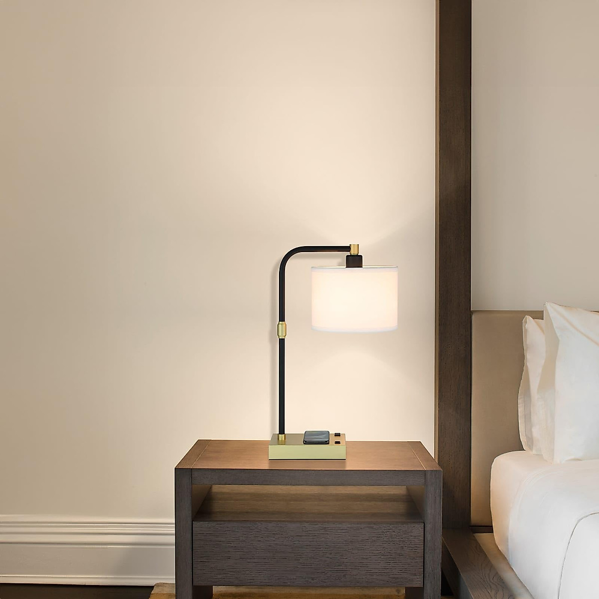 XiNBEi Lighting Desk Lamps for Home Office Modern Black and Brass Table Lamp with Switch Bedside Table Lamp with Charger for Bedroom or Nightstand