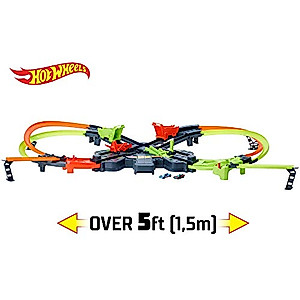Hot Wheels Toy Car Track Set Colossal Crash, More Than 5-Ft Wide, Powered by Motorized Booster, 1:64 Scale Car