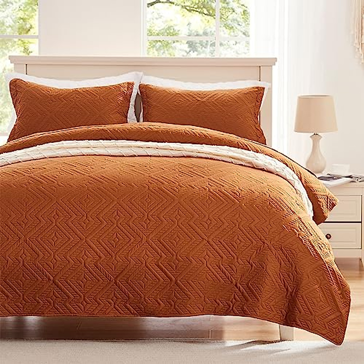 Full Queen Size Burnt Orange Rust Quilt Set - Lightweight 3-Piece 90''x98'' Bedspread Coverlet with Checkered Pattern, Soft Warm Microfiber Bed Cover for All Seasons (1 Quilt, 2 Pillow Shams)