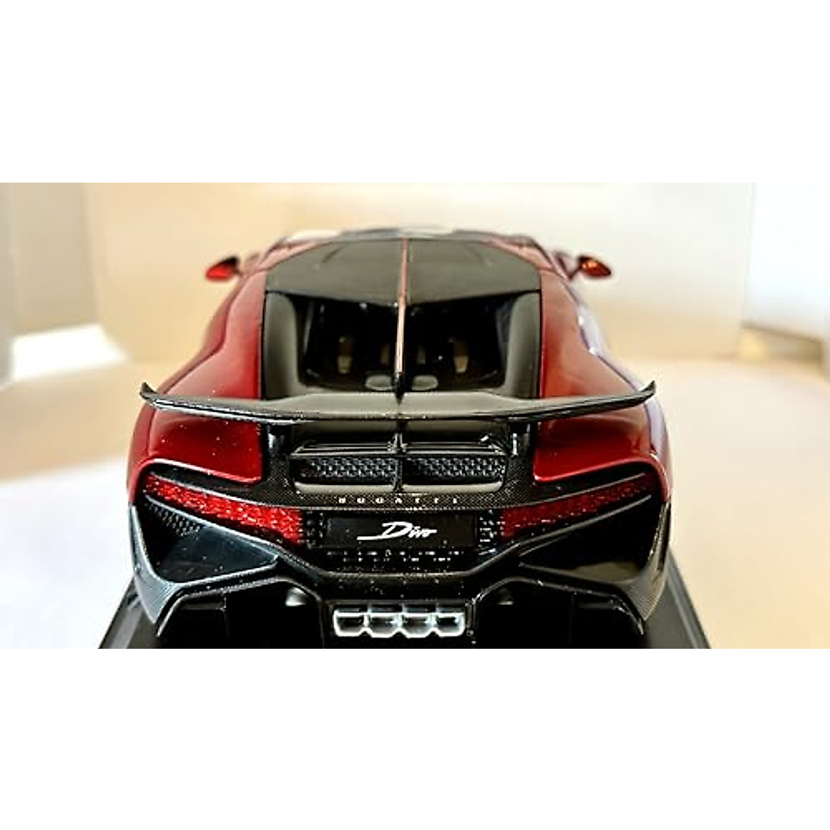 Bugatti Divo 1:18 Special Edition diecast car (red)