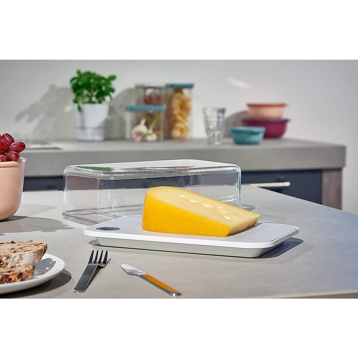 Mepal, MODULA Cheese Dome for Cheddar or Parmesan Including Transparent Dome and Cutting Board, Airtight, Portable, BPA Free, Holds 95 oz, 1 Count