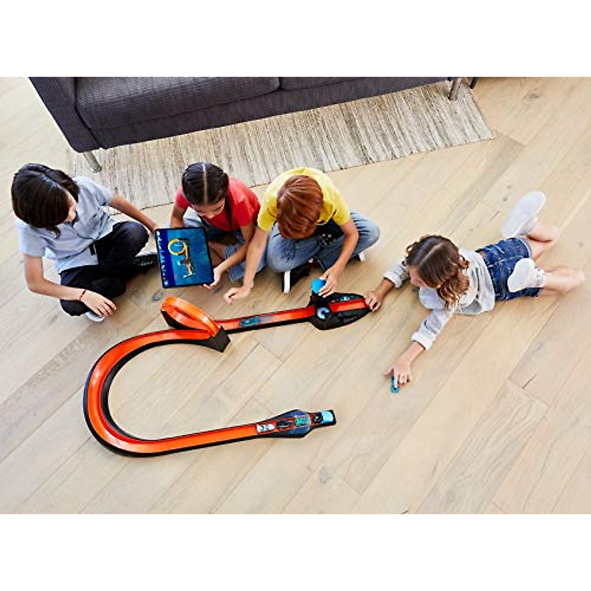 Hot Wheels id Smart Track Starter Kit with 3 Exclusive Cars, Track Pieces and Hot Wheels Race Portal for Physical & Digital Play, Gift for Kids Ages 8 Years Old & Up, Multi (GRH89)