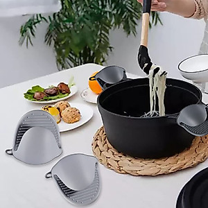 4PCS Oven Gloves, Silicone Oven Mitts Heat Resistant, Silicone Potholders for Kitchen, Anti Scalding and Non Slip Food Grade Silicone Gloves for Kitchen Cooking Baking and Grilling, Grey Black