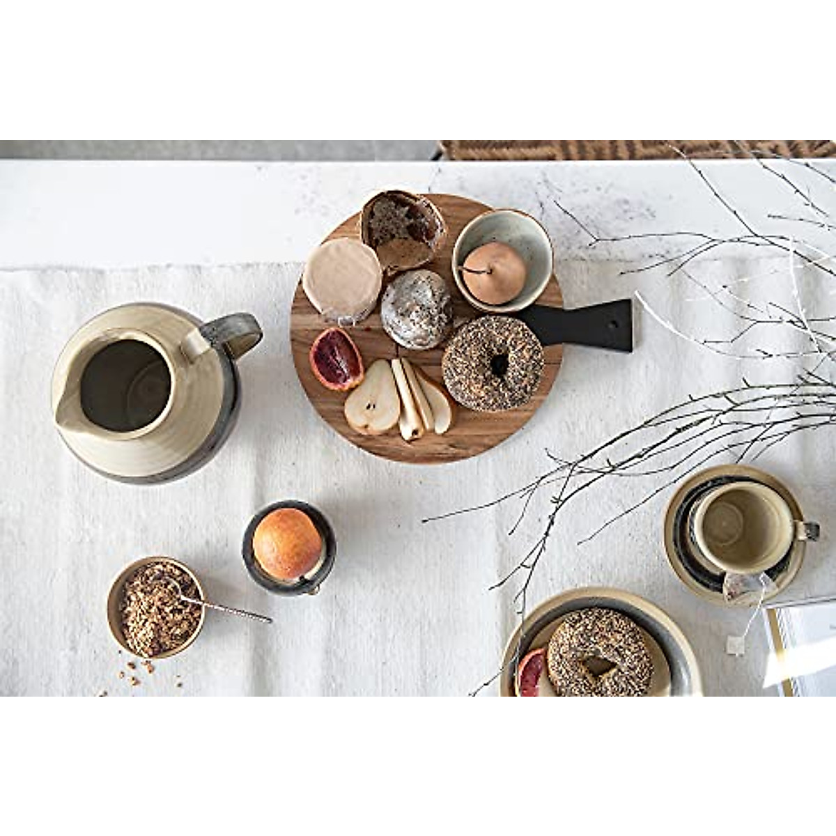 Creative Co-Op Acacia Wood Cheese/Serving w Handle Cutting Board, 16" x 13", Natural