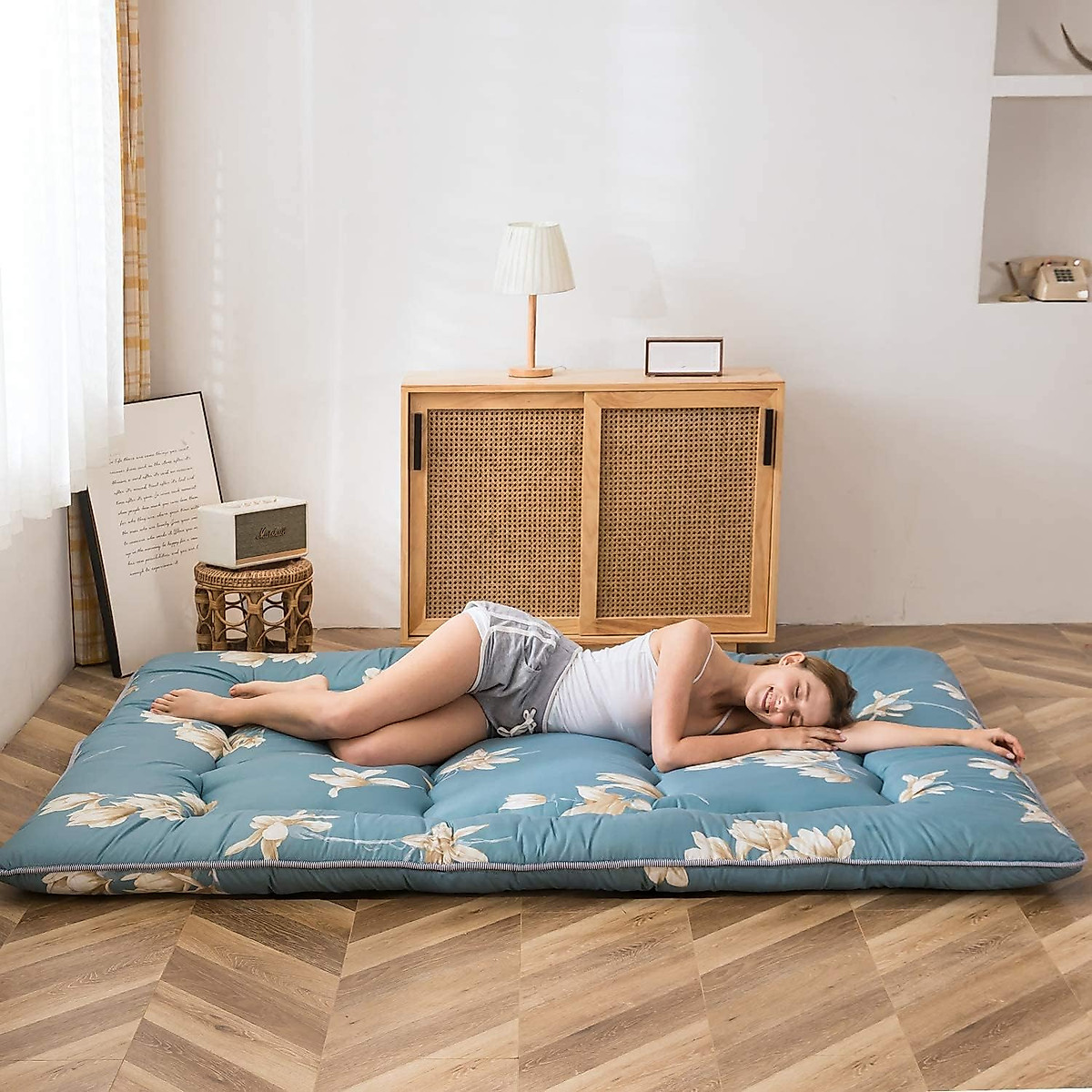 MAXYOYO Floral Printed Japanese Floor Mattress Futon Mattress Queen Size Foldable Bed Roll Up Camping Mattress Floor Bed Couches and Sofas