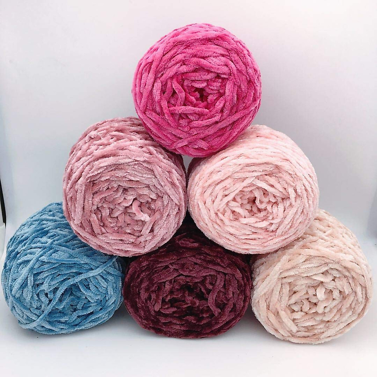 Truevalue 4 Skeins Chenille Yarn, Hand Knitting Glossy Chenille Velvet Blanket Yarn for Crochet Weaving DIY Craft Total 400g (Light Grey)