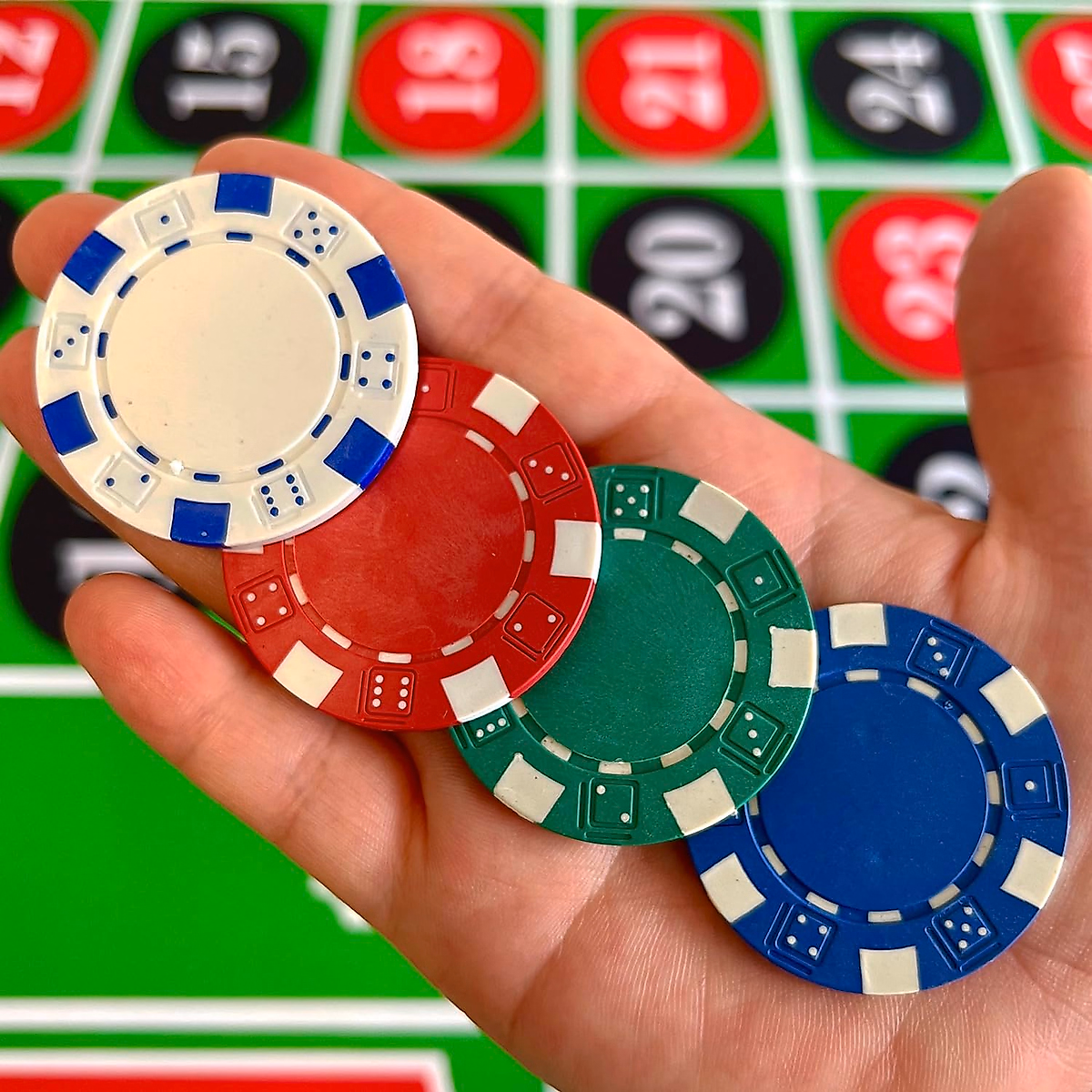 SEETOOOGAMES 100 Pieces 11.5g Clay Composite Dice Striped Casino Poker Chips- 4 Colors (red, Green, White and Blue)