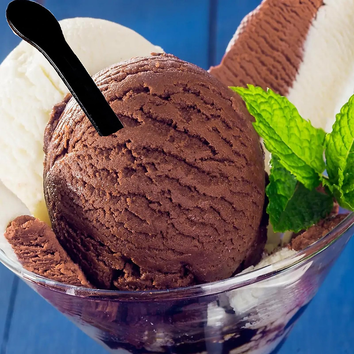 100 Pieces Disposable Desserts Scoops, Independent Packaging Cake spoon, Durable Strong Plastic Yogurt pudding spoon, Ice cream spoon (Clear)