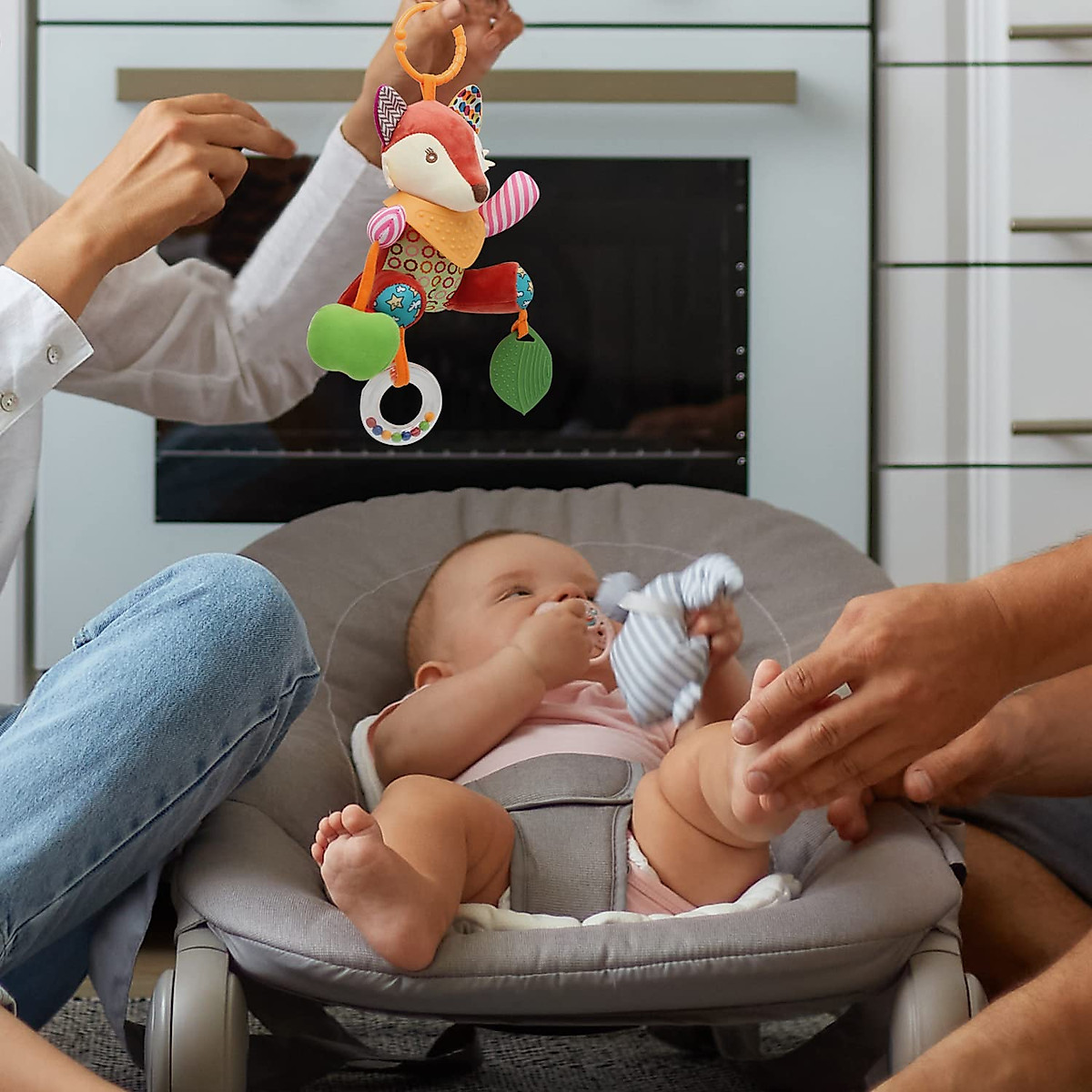 SHLOYIRE Baby Stroller Rattle Toy, Soft Baby Rattle Toys, Hanging Rattle Clip On Car Seat and Baby Stroller for Infants, Sensory Plush Animal Toys for Newborn Baby Girls and Boys (Dog & Fox)