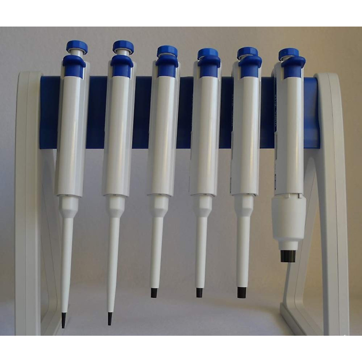 LINKTOR Lab Linear Pipettor Stand Rack, Hold Up 6 Micropipettes, Premium Engineering Plastic Polymer, Excellent Chemical Reagent Corrosion Resistance