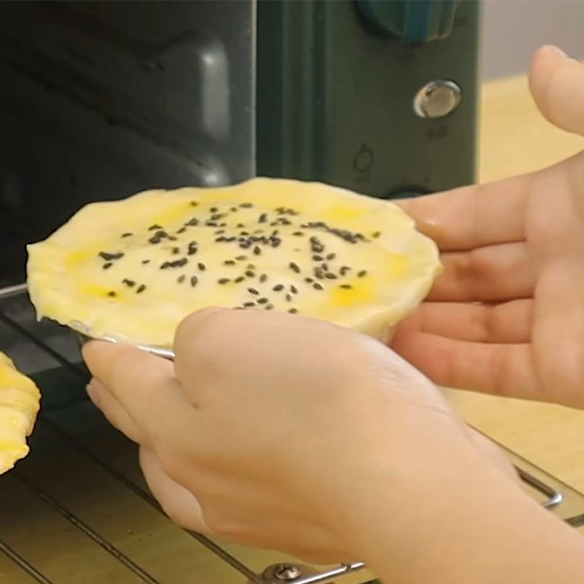 LOYUDEQIU 4 Inch Aluminum Foil Mini Pie Pans 50Pcs - Disposable Small Mini Pie Tins Pot Pie Tins For Bakeries, Cafes, Restaurants - Durable Mini Tart Pans for Pie, Fruit Tarts, Quiche (50, 4 Inch)