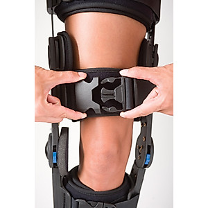 Rolyan Defender Post-Op Knee Brace, Premium Style, Regular Size, Hinged Knee Brace Limits Flexion and Extension, Knee Support for Recovering from Knee Injuries, MCL and ACL Tears, and Torn Meniscus