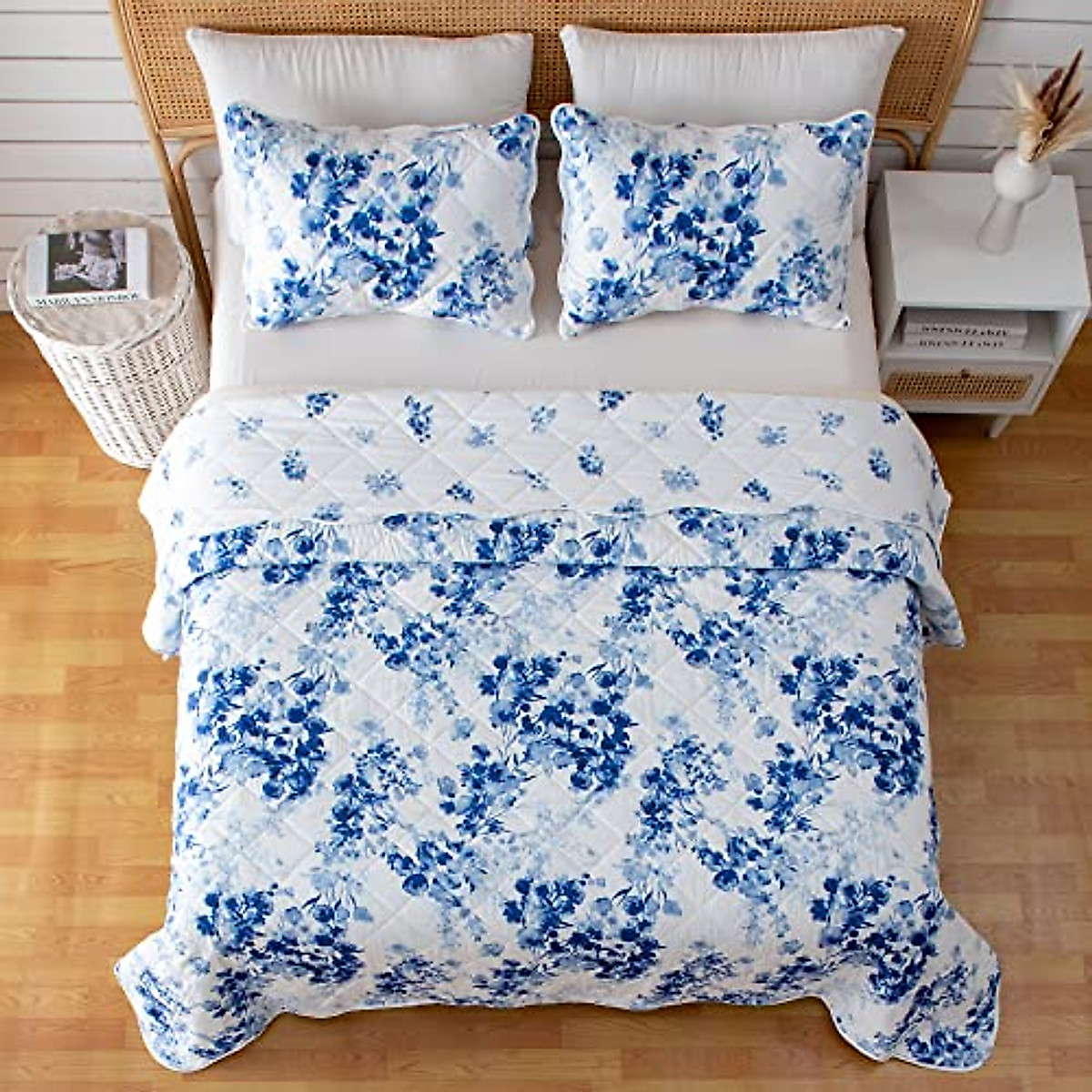 Great Bay Home Bedding Set, 3 Piece Reversible Lightweight Quilt Comforter with 2 Shams, All-Season, Modern, Flower Bedspreads, Blue Floral Coverlet Sets, Jacqueline Quilts Collection, Full/Queen