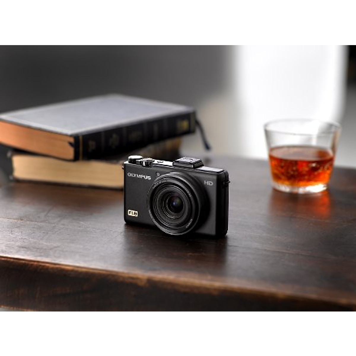 Olympus XZ-1 10 MP Digital Camera with f1.8 Lens and 3-Inch OLED Monitor (Black) (Old Model)