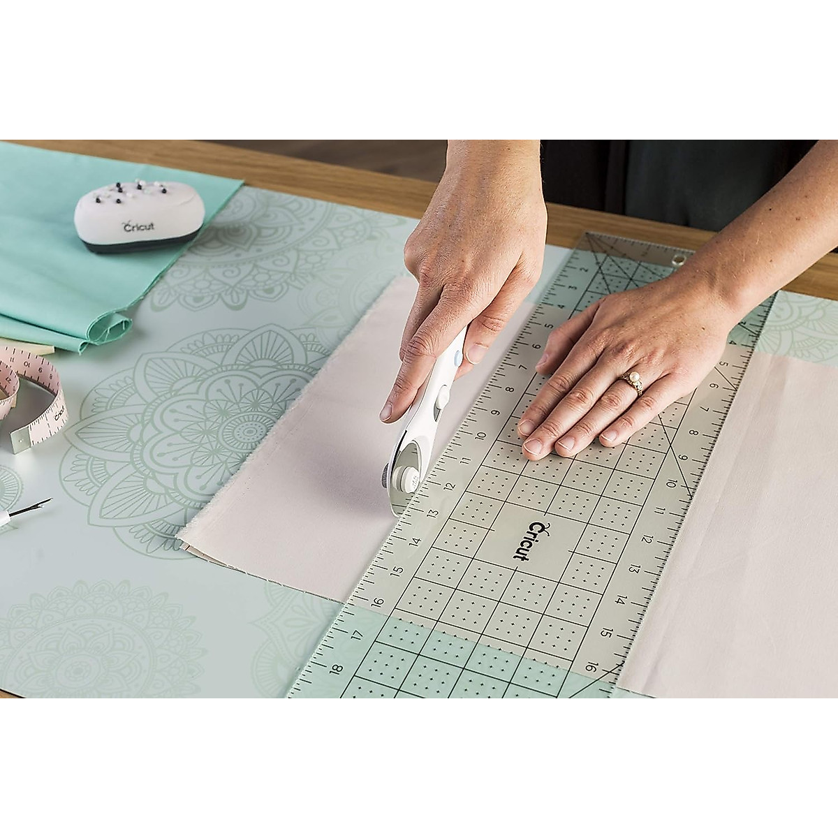 Cricut Rotary Cutter - Rotary Cutter for Fabric, Sewing and Quilting Projects - Compatible For Both Right- and Left-Handed Use - [45mm]