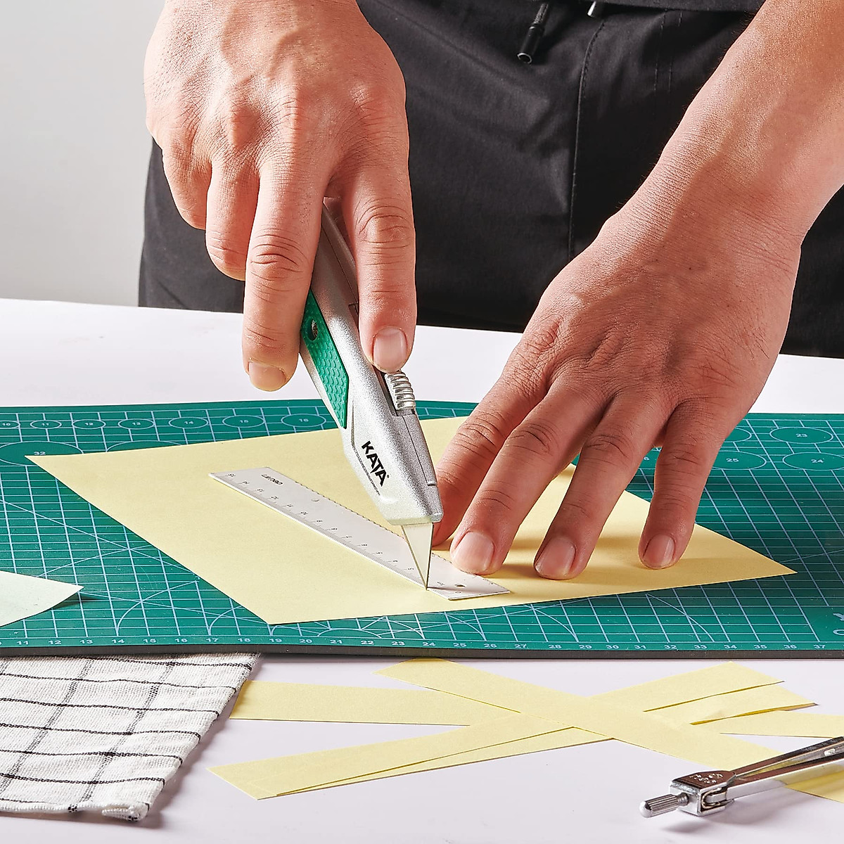 KATA 2 Pack Retractable Utility Knife,Heavy Duty Box Cutters for Cardboard, Boxes, Cartons and Rope,Rubbery Handle,with Extra 10pc SK5 Sharp Blades,GREEN