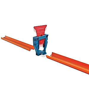 Hot Wheels Track Builder Unlimited Stunt Crash Box Playset with 18 Building Components in Storage Box with Lid & One 1:64 Scale Hot Wheels Car, Awesome Gift for Kids 6 to 12 Years Old