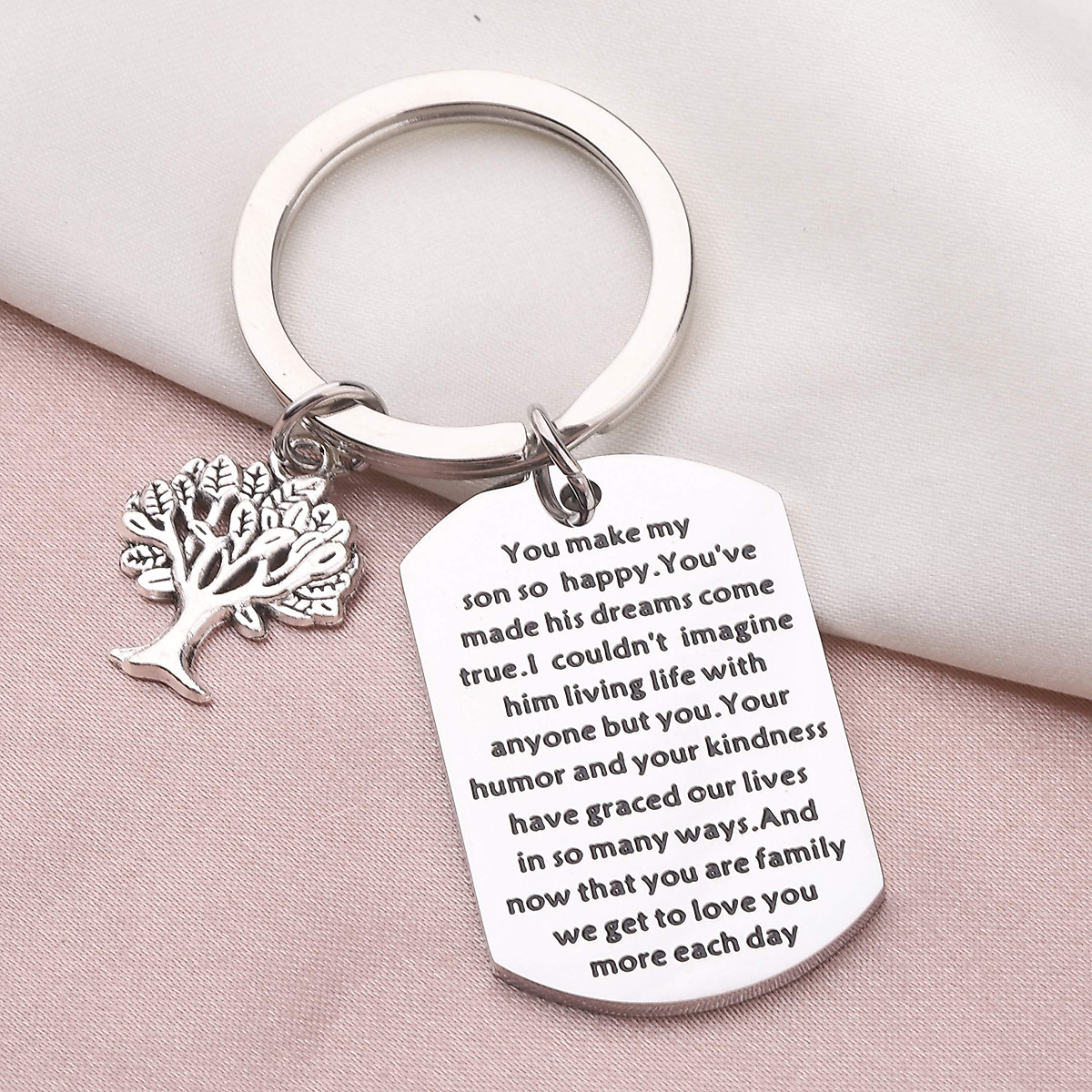 BEKECH Daughter-in-law Gift Daughter in Law Keychain Welcome to our Family Dog Tag Key Chain Wedding Gift Jewelry from Mother-in Law/Father-In-Law (silver)