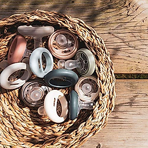 Tommee Tippee Breast-Like Pacifier, Skin-Like Texture, Symmetrical Design, BPA-Free Binkies, 0-6m, 2-Count, Blush/Moonbeam