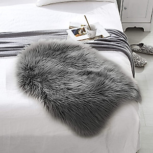 Teppich Wölkchen Faux Fur Rug | Sheep Skin Throw Rug | Washable Fluffy Area Rug, Fuzzy Shag Rug for The Living Room, Bedroom, Nursery Decor I Dark Gray - 2x3ft Sheepskin