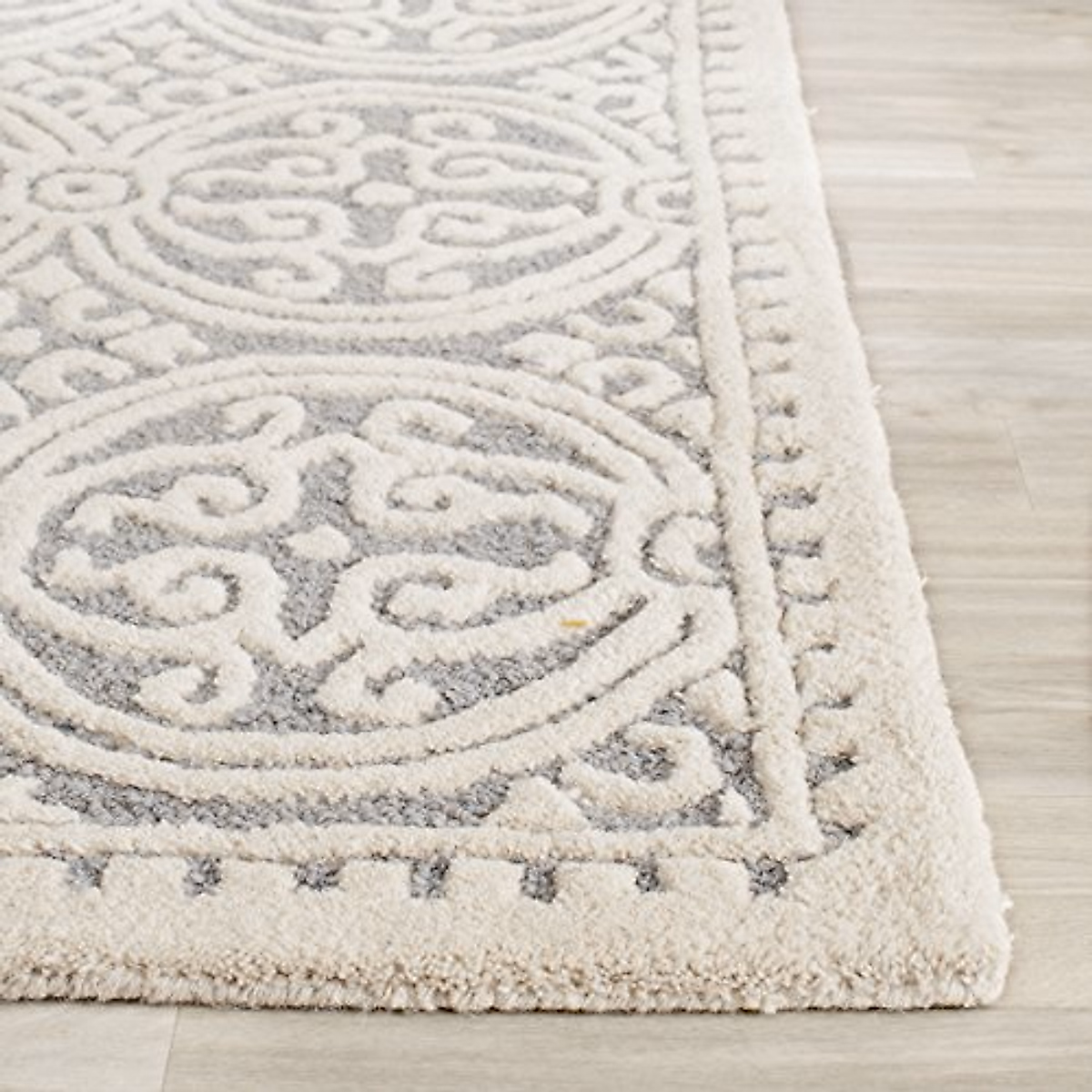 SAFAVIEH Cambridge Collection 5' x 8' Silver / Ivory CAM123D Handmade Moroccan Premium Wool Area Rug
