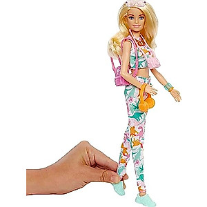 Barbie Clothing & Accessories Inspired by Jurassic World with 10 Storytelling Pieces for Barbie Dolls: Sleeveless Crop Top & Jogger Pants, Backpack, Camera, Headphones, Sunglasses & More